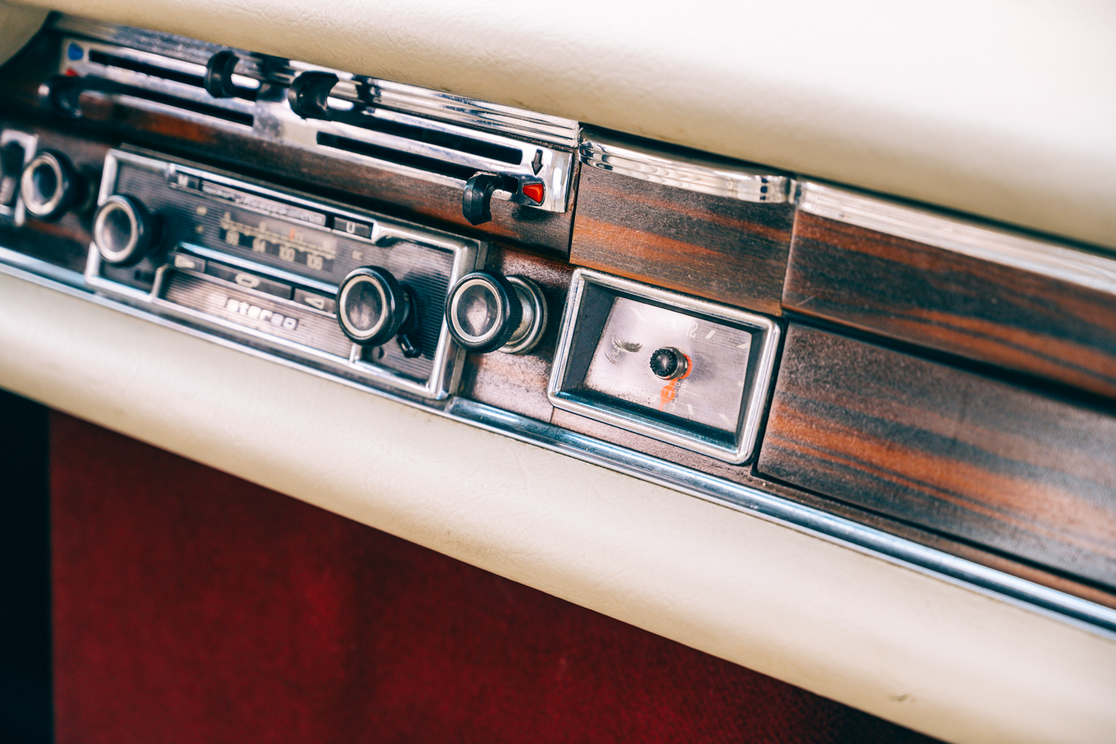 Glamour models: Mercedes-Benz 280SE 3.5 Coupé vs Rolls-Royce Silver ...