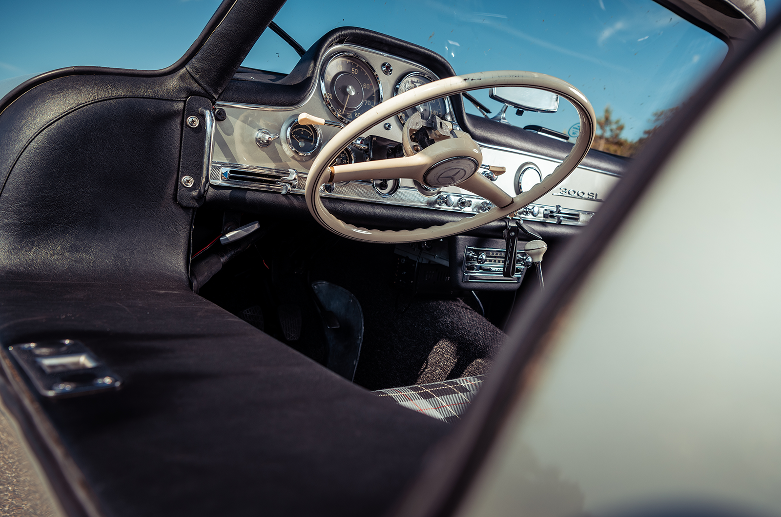 Aston Martin DB5 vs Mercedes-Benz 300SL vs Ferrari 275GTB: million ...