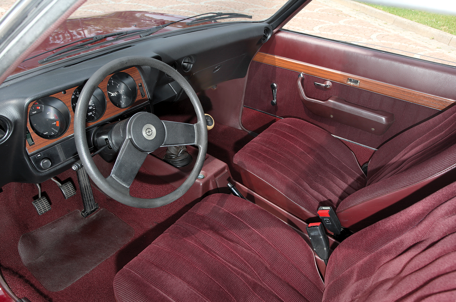 Opel Manta A: Blue Oval beater | Classic & Sports Car