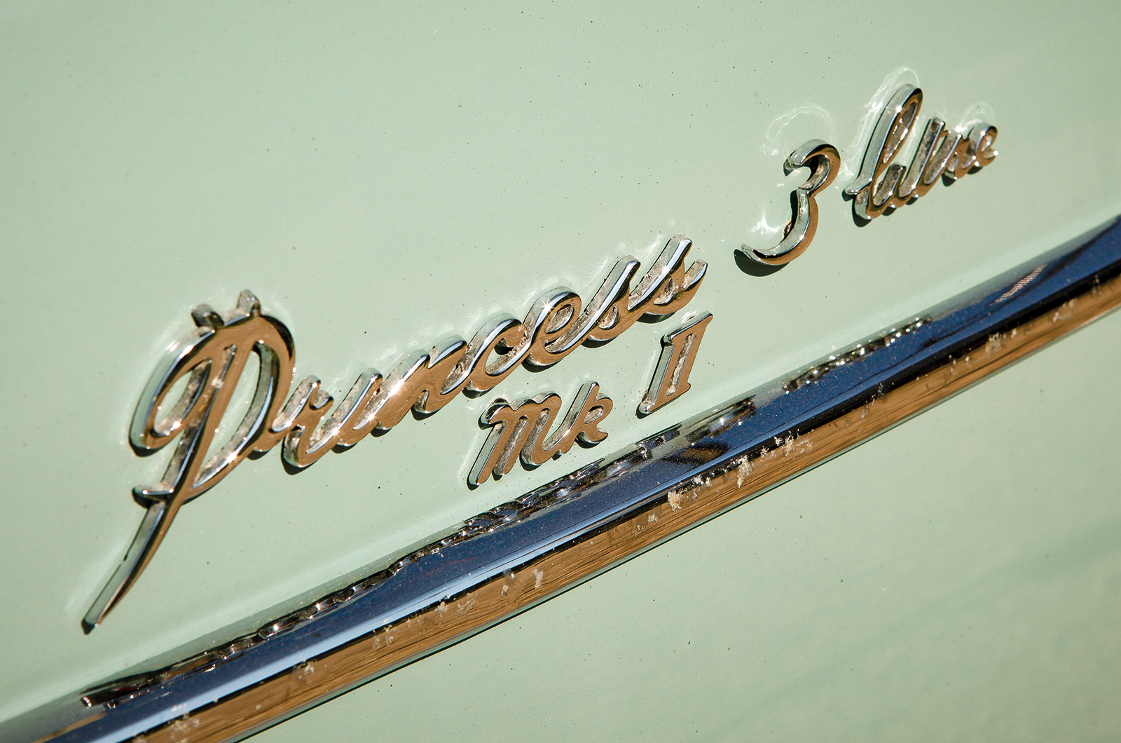 Mercedes-Benz Universal vs Vanden Plas Countryman: beautifully functional | Classic & Sports Car