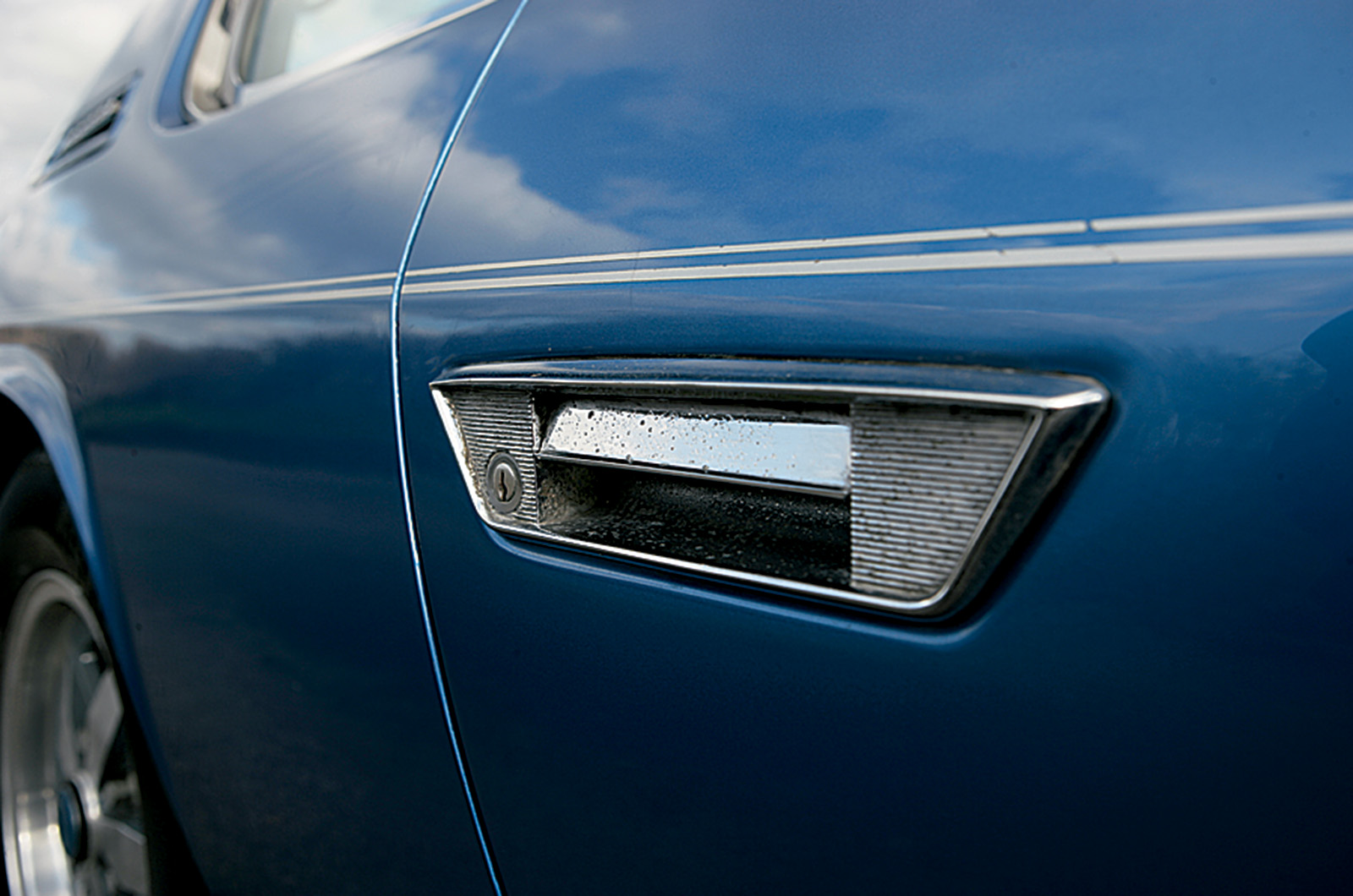 Aston Martin DBS V8 vs Jensen Interceptor SP vs Gordon-Keeble GK1 ...