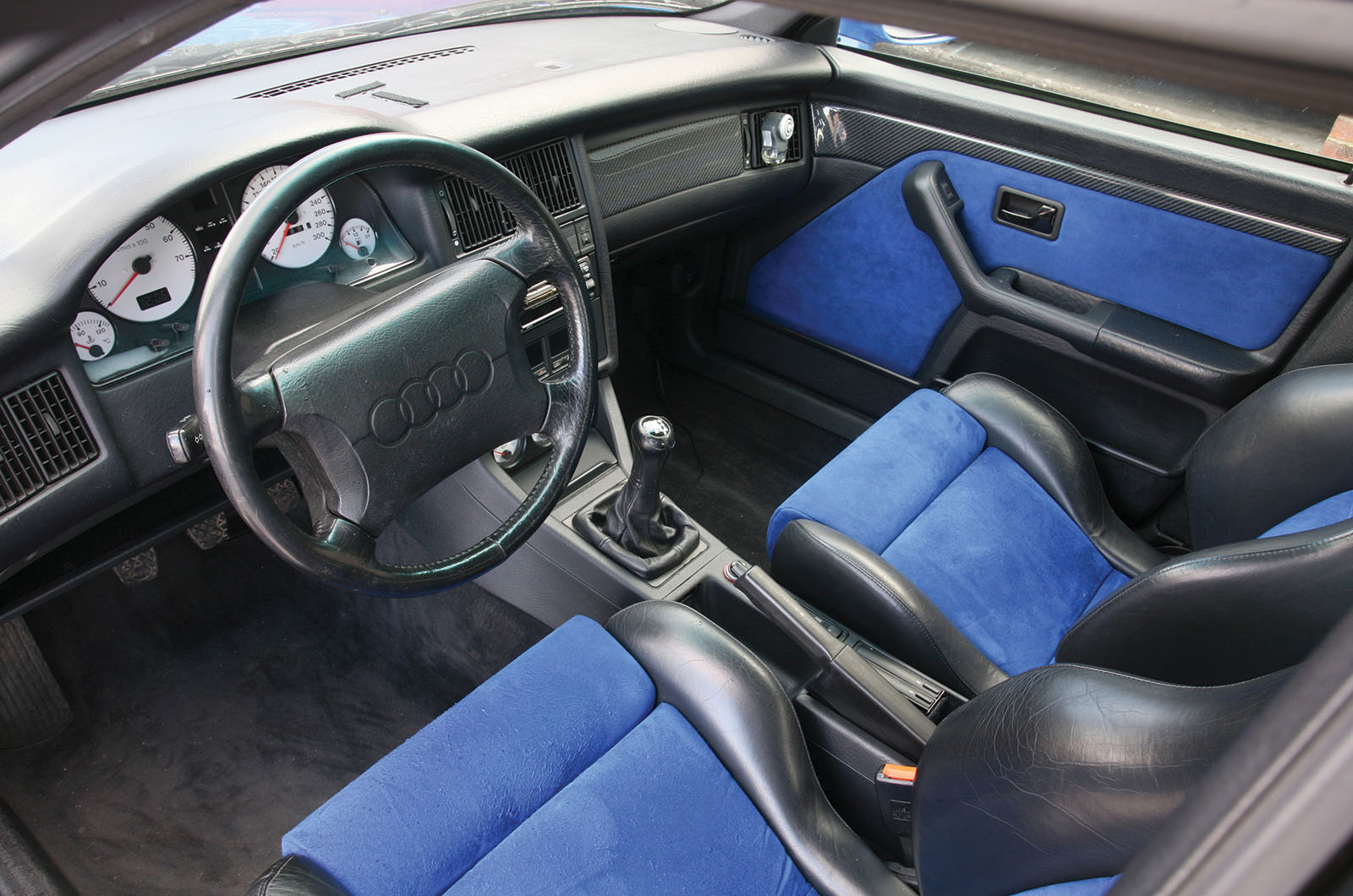 BMW M5 Touring vs Audi RS2 Avant: spicy wagons | Classic & Sports Car