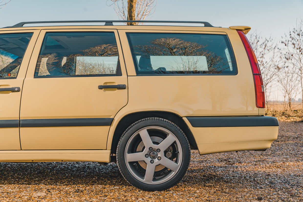Audi 200 Avant quattro vs Volvo 850 T-5R: race-bred estates | Classic ...