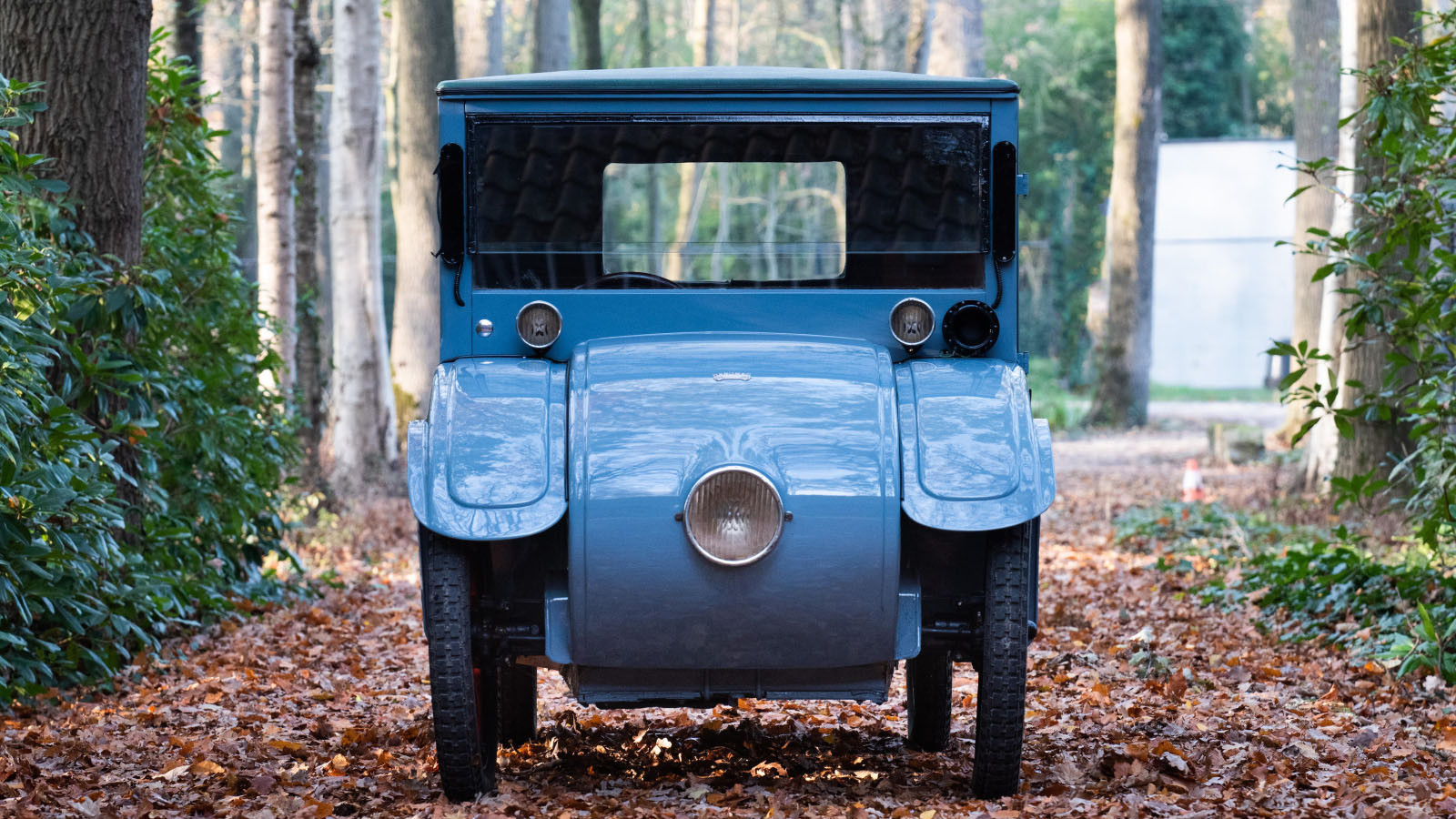 21 cars with headlights in the middle | Classic & Sports Car