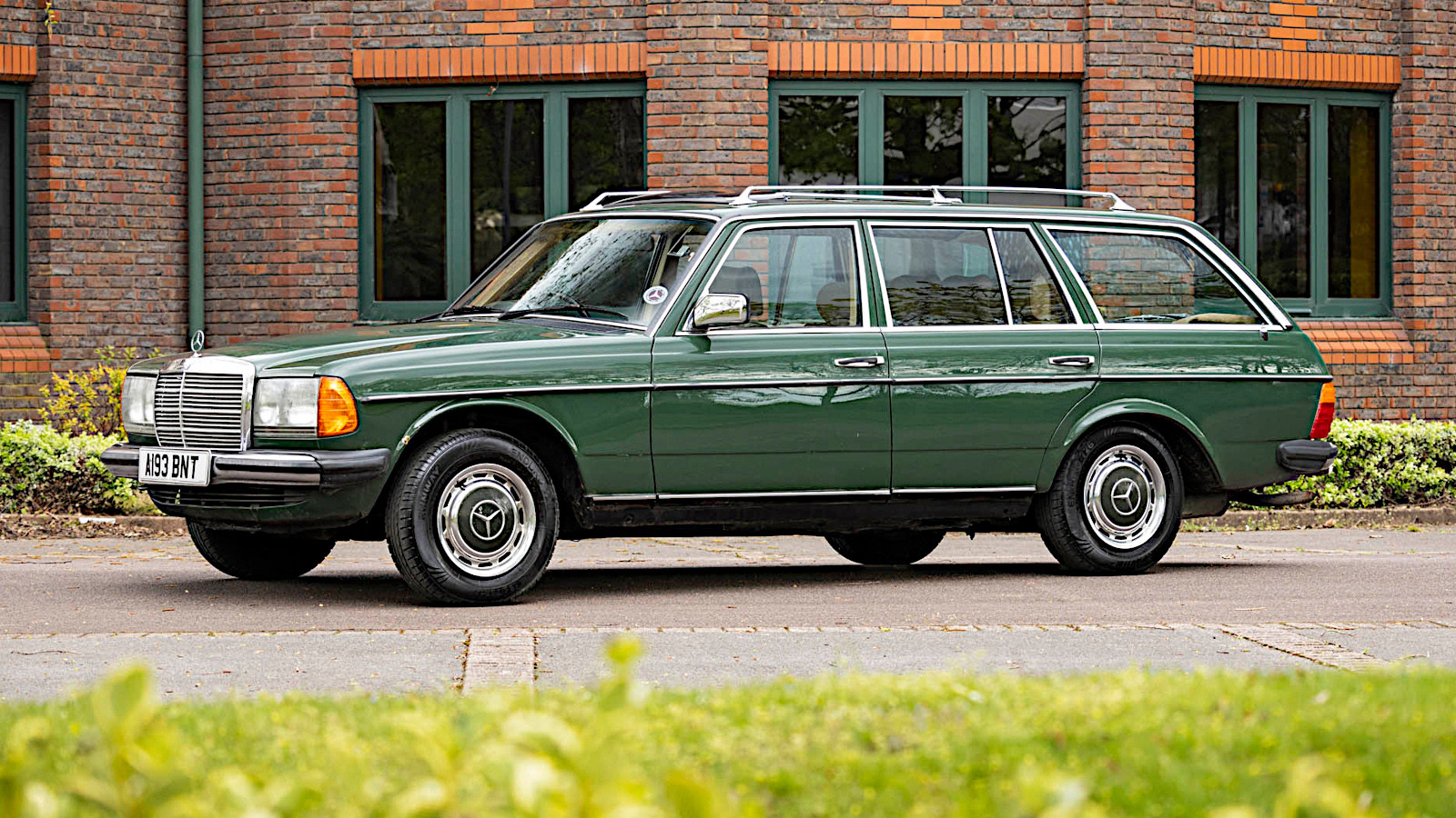 Mercedes-Benz 123-series at 50 | Classic & Sports Car