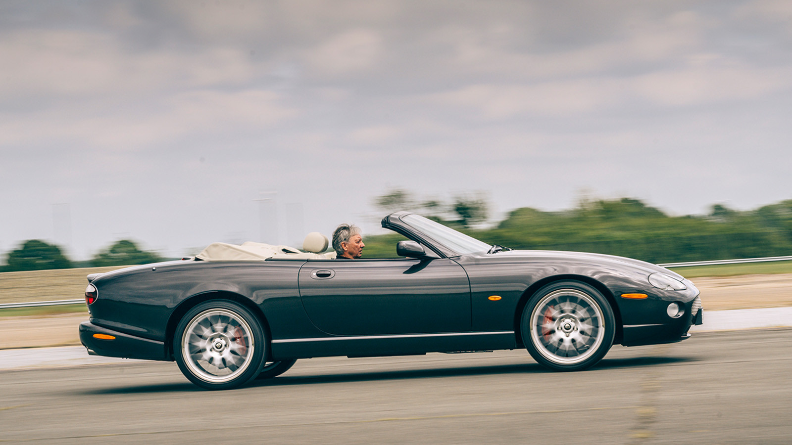 30 klassische V8-Roadster | Classic & Sports Car